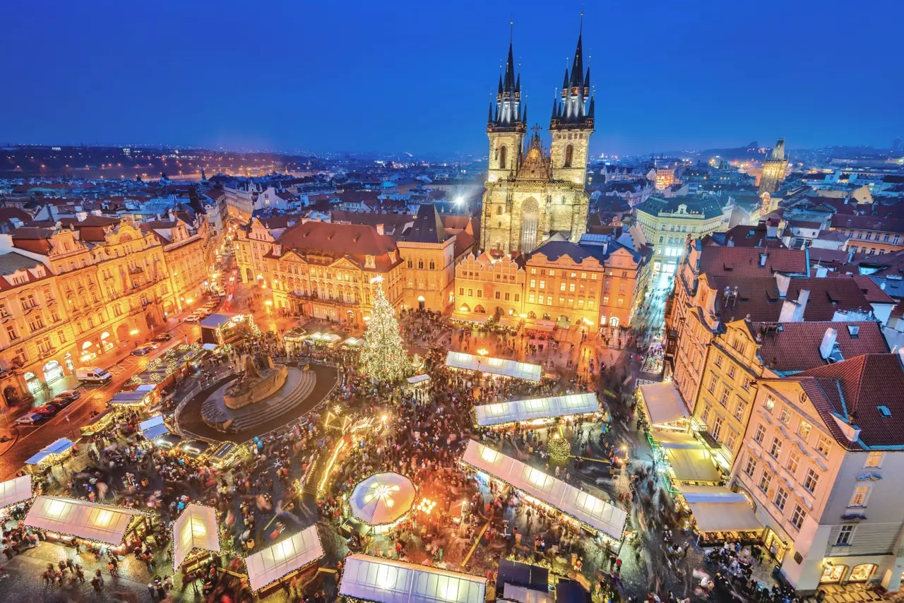 Julemarkedet på gamlebytorget i Praha. (Foto via Shutterstock)