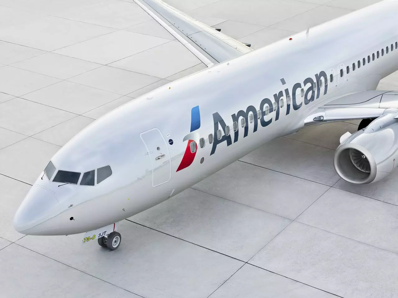 American Airlines Boeing 737-800 pẹlu aami ọkọ ofurufu imudojuiwọn ti a rii ninu igbesi aye lọwọlọwọ.