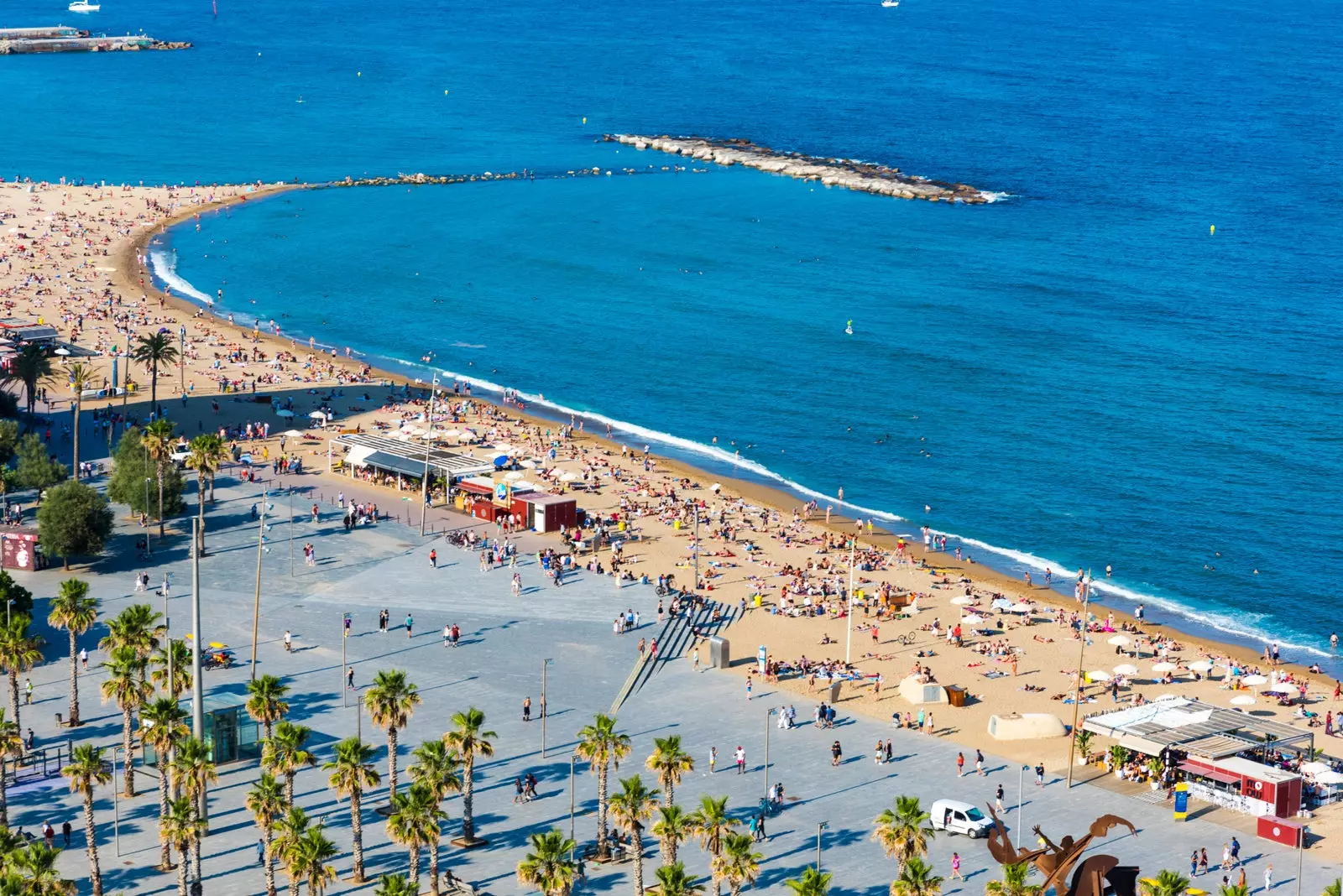 Pantai Barceloneta. (Foto oleh beyhanyazar / Getty Images)