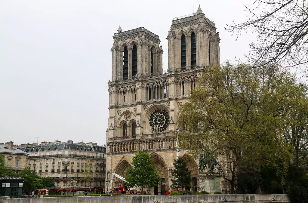 PARIS, FRANȚA - 16 APRILIE 2019: O vedere a Catedralei Notre Dame după incendiul din 15 aprilie 2019. Arina Lebedeva/TASS (Photo by Arina LebedevaTASS via Getty Images)