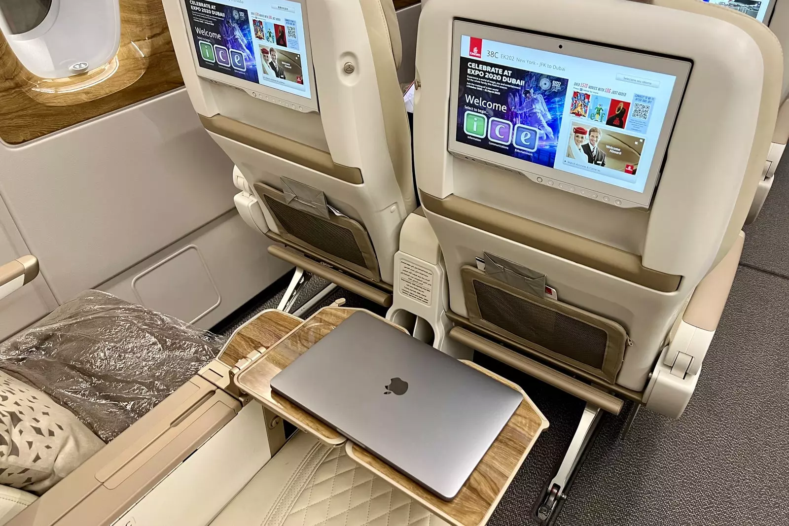 Resensie: Emirates se nuwe premium-ekonomiekajuit op die Airbus A380 1014_45