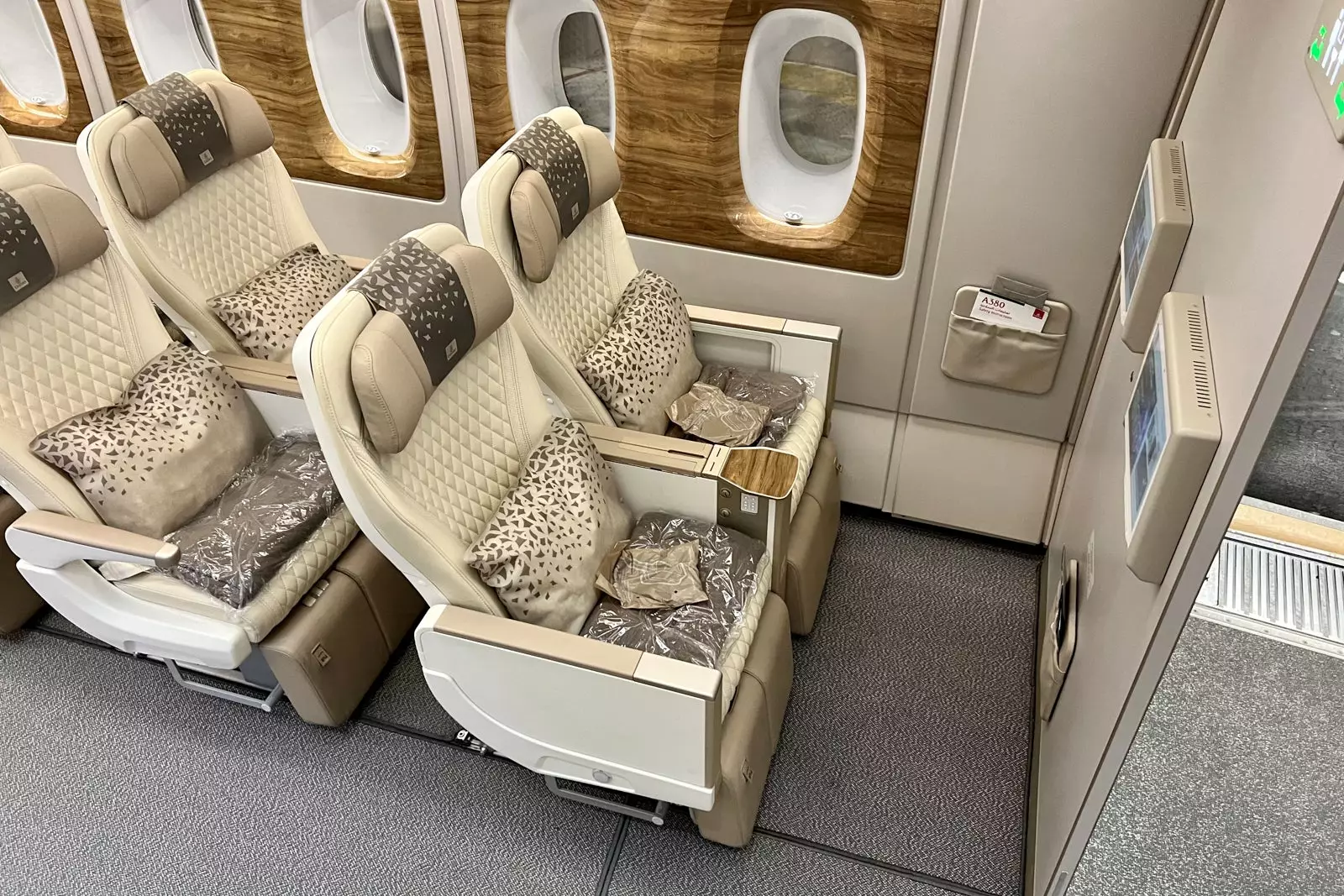 Resensie: Emirates se nuwe premium-ekonomiekajuit op die Airbus A380 1014_54