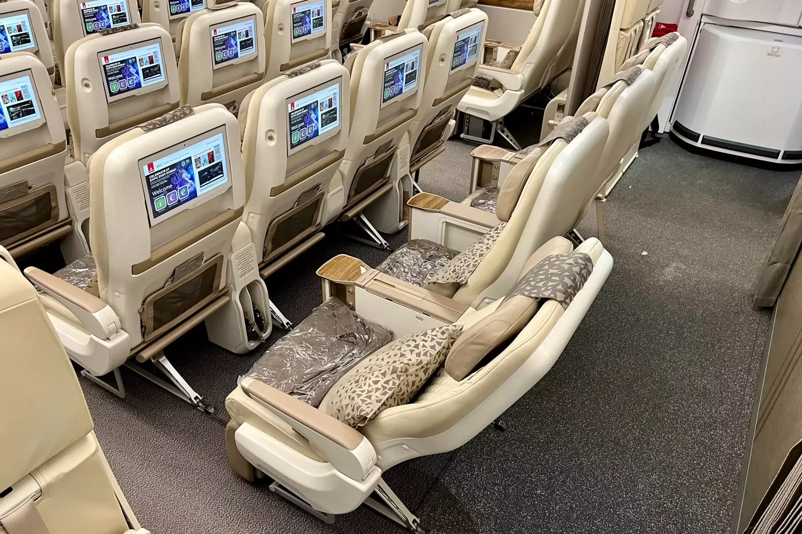 Resensie: Emirates se nuwe premium-ekonomiekajuit op die Airbus A380 1014_58