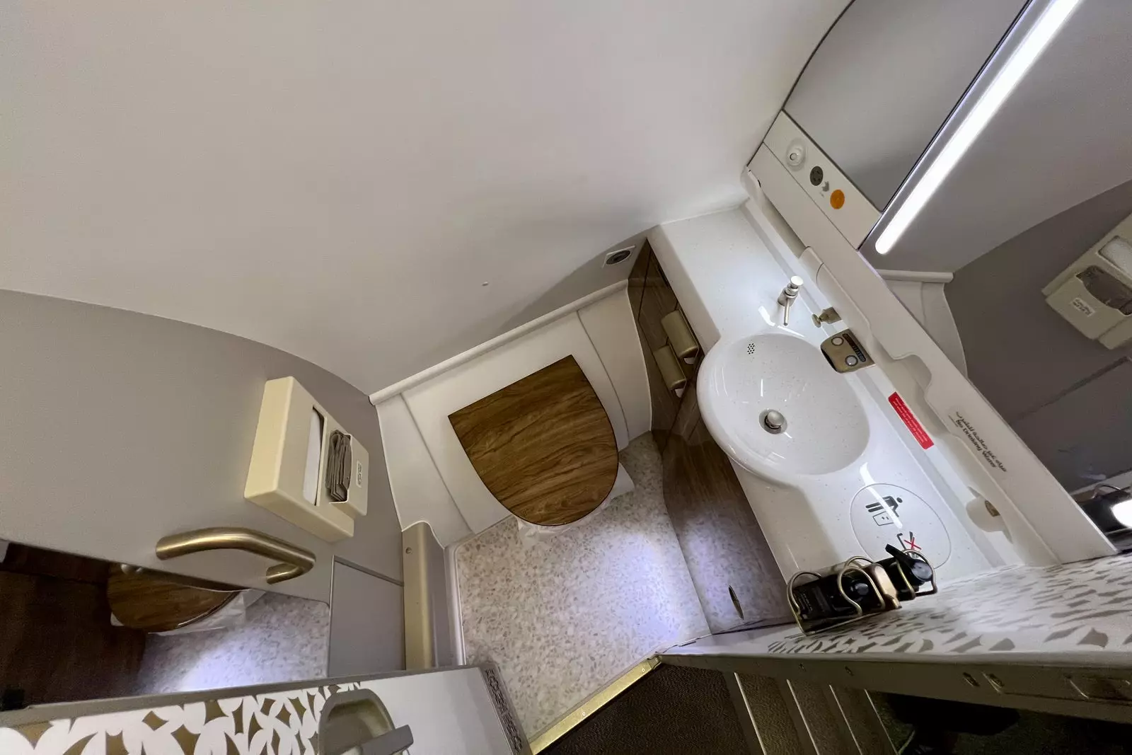 Resensie: Emirates se nuwe premium-ekonomiekajuit op die Airbus A380 1014_64