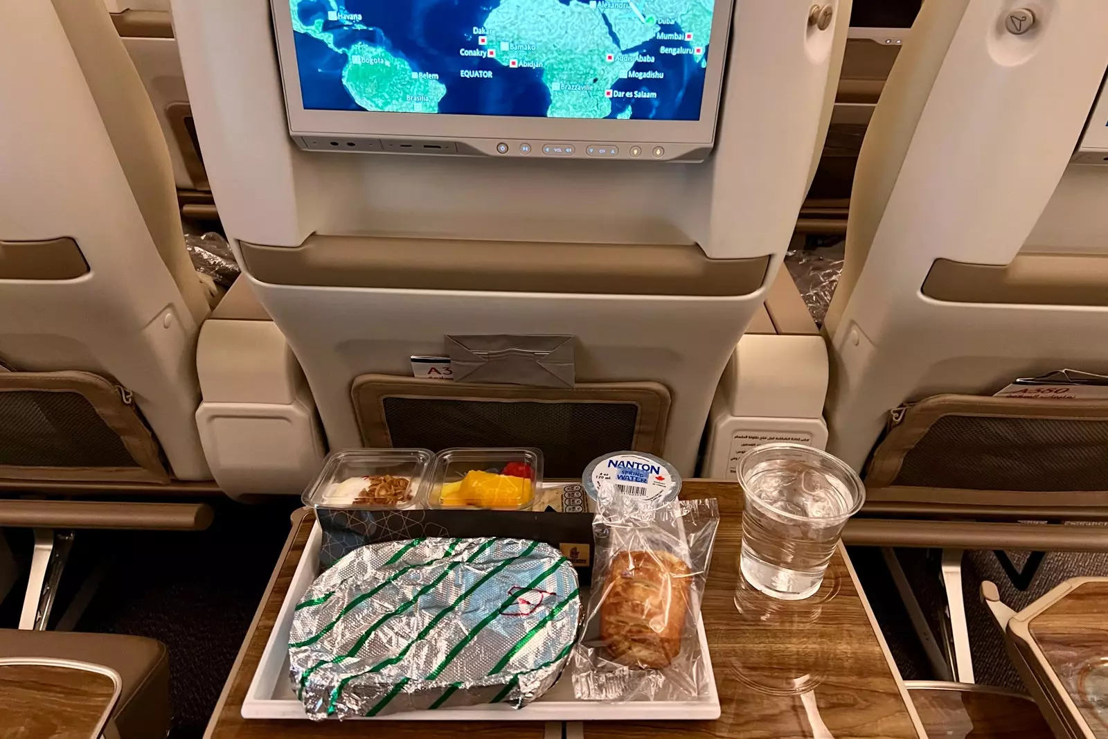 Resensie: Emirates se nuwe premium-ekonomiekajuit op die Airbus A380 1014_71