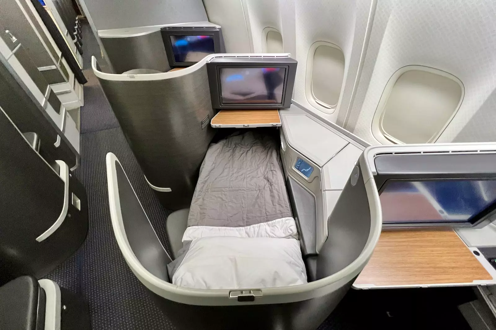 Recenzia: Najlepší americký Boeing 777-200 business class z JFK do Izraela 1017_54