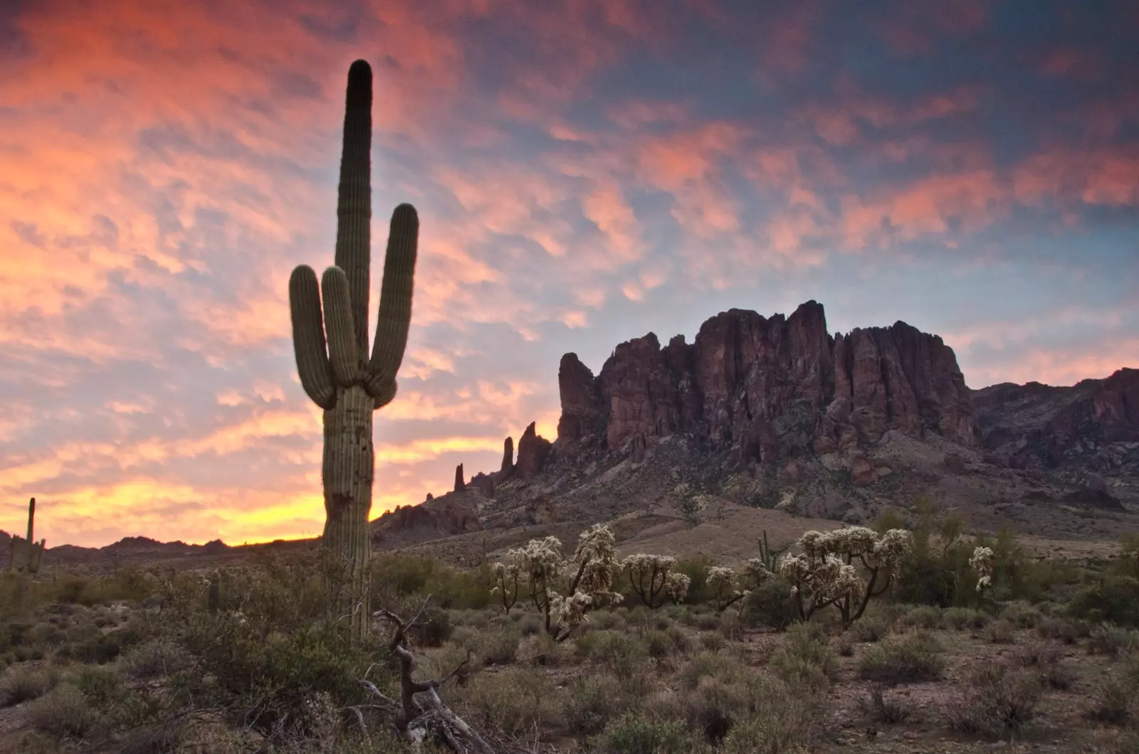 Lost Dutchman State Park sur les montagnes de la superstition. (Photo de David Kiene/Getty Images)