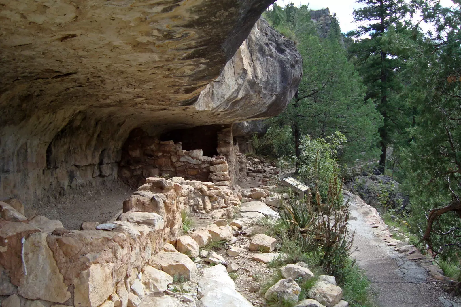 ເຮືອນຢູ່ໜ້າຜາ Walnut Canyon. (ຮູບໂດຍ E3SN/Getty Images)