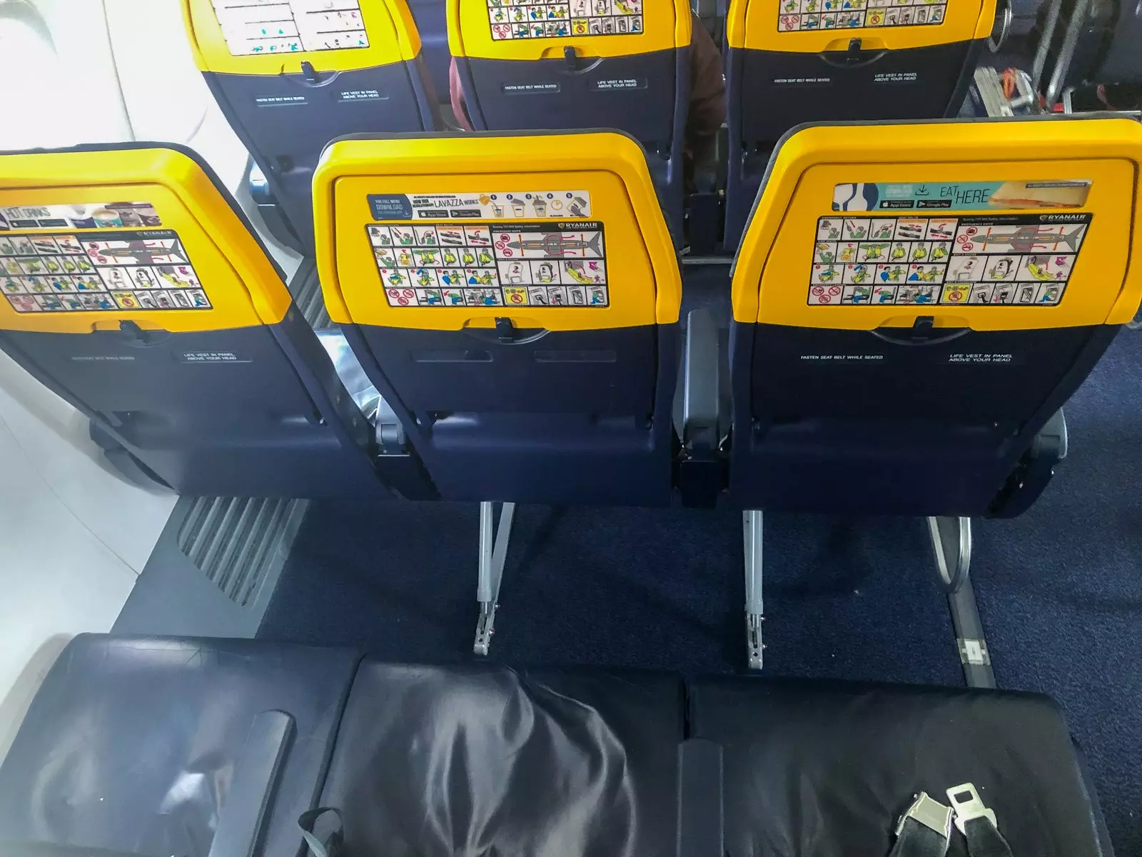 Legroom ntawm lub davhlau Ryanair ntawm Madrid (MAD) thiab London (STN). (Duab los ntawm Lori Zaino rau The Points Guy UK)