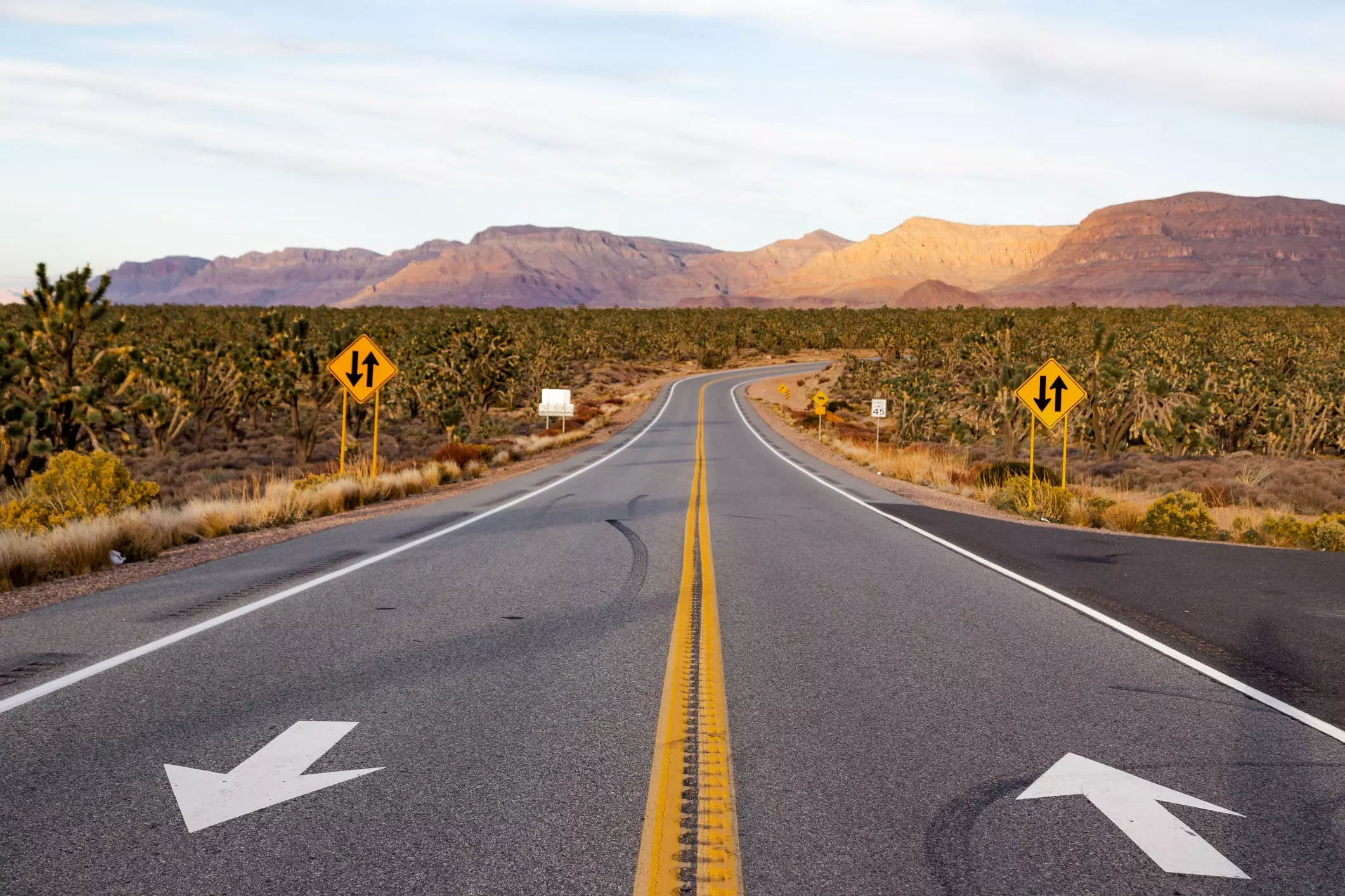 Paved ona pẹlu signage lati Las Vegas to Grand Canyon (Fọto nipa Artur Debat/Getty Images).