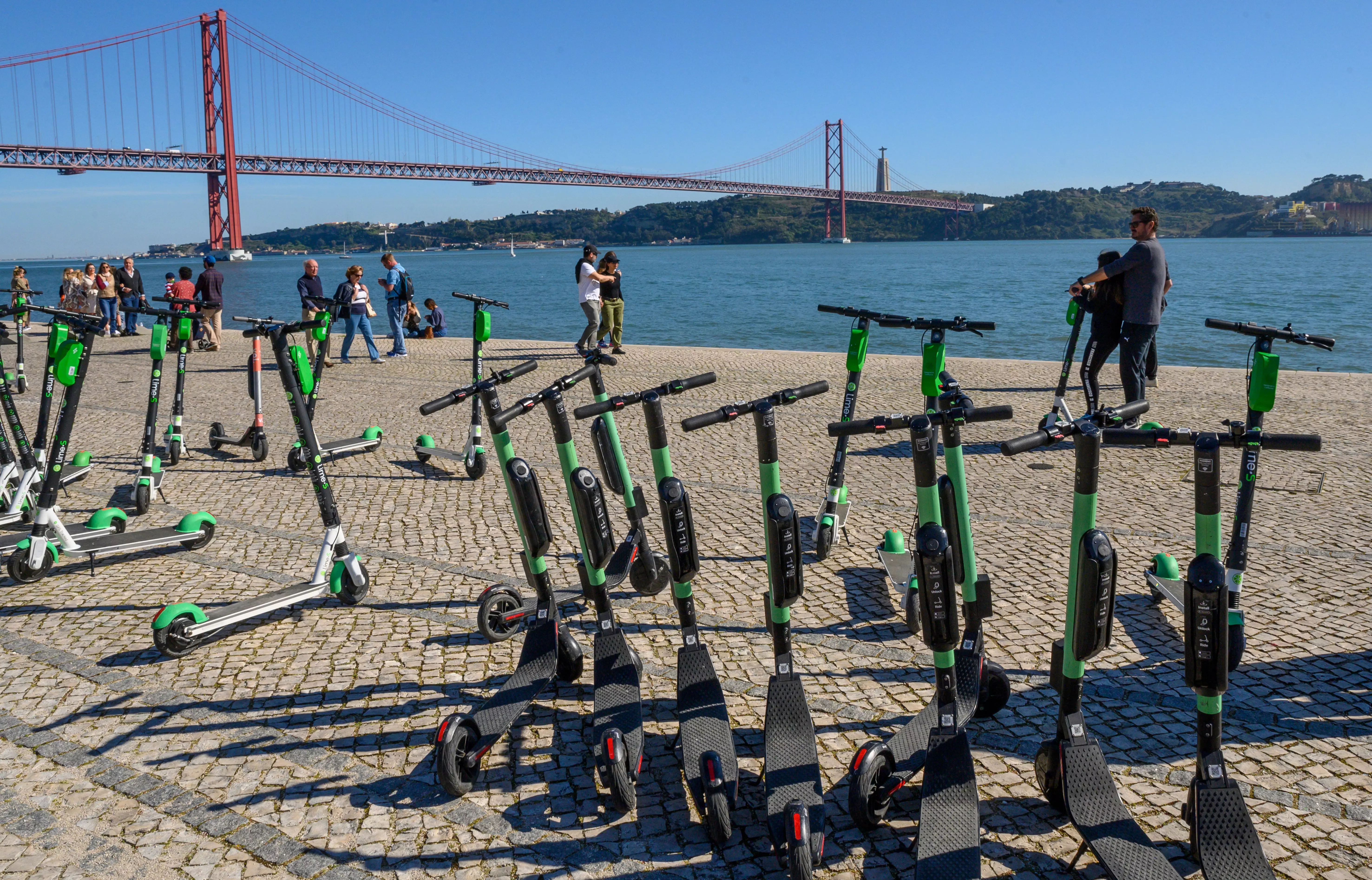 Elektron skuterlər Lissabonda, Portuqaliyada oturur (Foto Horacio Villalobos tərəfindən - Corbis/Corbis Getty Images vasitəsilə)