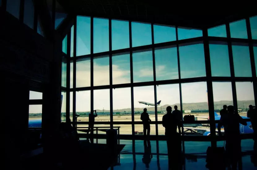 À l'intérieur du terminal D des passagers et des avions de ligne décollant de l'aéroport de Phoenix Sky Harbor.