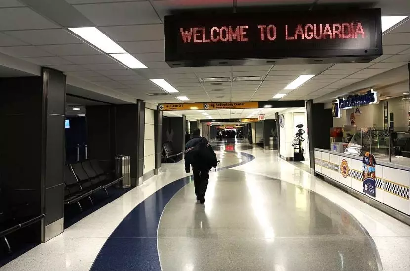 NEW YORK, NY - 07 NOVEMBRE : Une personne seule traverse un aéroport LaGuardia vide le 7 novembre 2012 à New York. Le nord-est a subi une autre tempête aujourd'hui alors qu'un mélange de neige, de pluie et de vents violents s'est déplacé dans la région, annulant des vols et créant des conditions de conduite dangereuses. Six mille foyers de la région sont toujours privés d'électricité pendant plus de neuf jours après le Super Ouragan Sandy. (Photo de Spencer Platt/Getty Images)