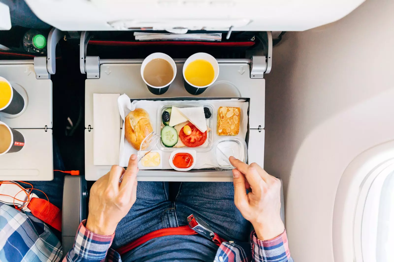 Is het veilig om in het vliegtuig of in een lounge te eten nadat je bent ingeënt?