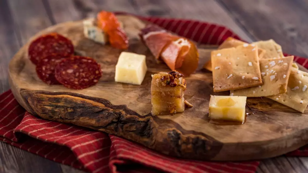 Gäscht kënnen eng Charcuterie a Kéis Palette genéissen mat Gourmet Fleesch a Belgioioso Kéisen um neien Appleseed Orchard Marketplace wärend dem 24. Epcot International Food & Wine Festival. De 87 Deeg Festival ass e kulinaresche Mashup vu weltwäite Kulturen a Gourmetinnovatioun, bréngt Bissen, Schluppen, Ënnerhalung a Familljespass op Epcot am Lake Buena Vista, Fla., 29. August - 23. Nov. (Matt Stroshane, Fotograf)