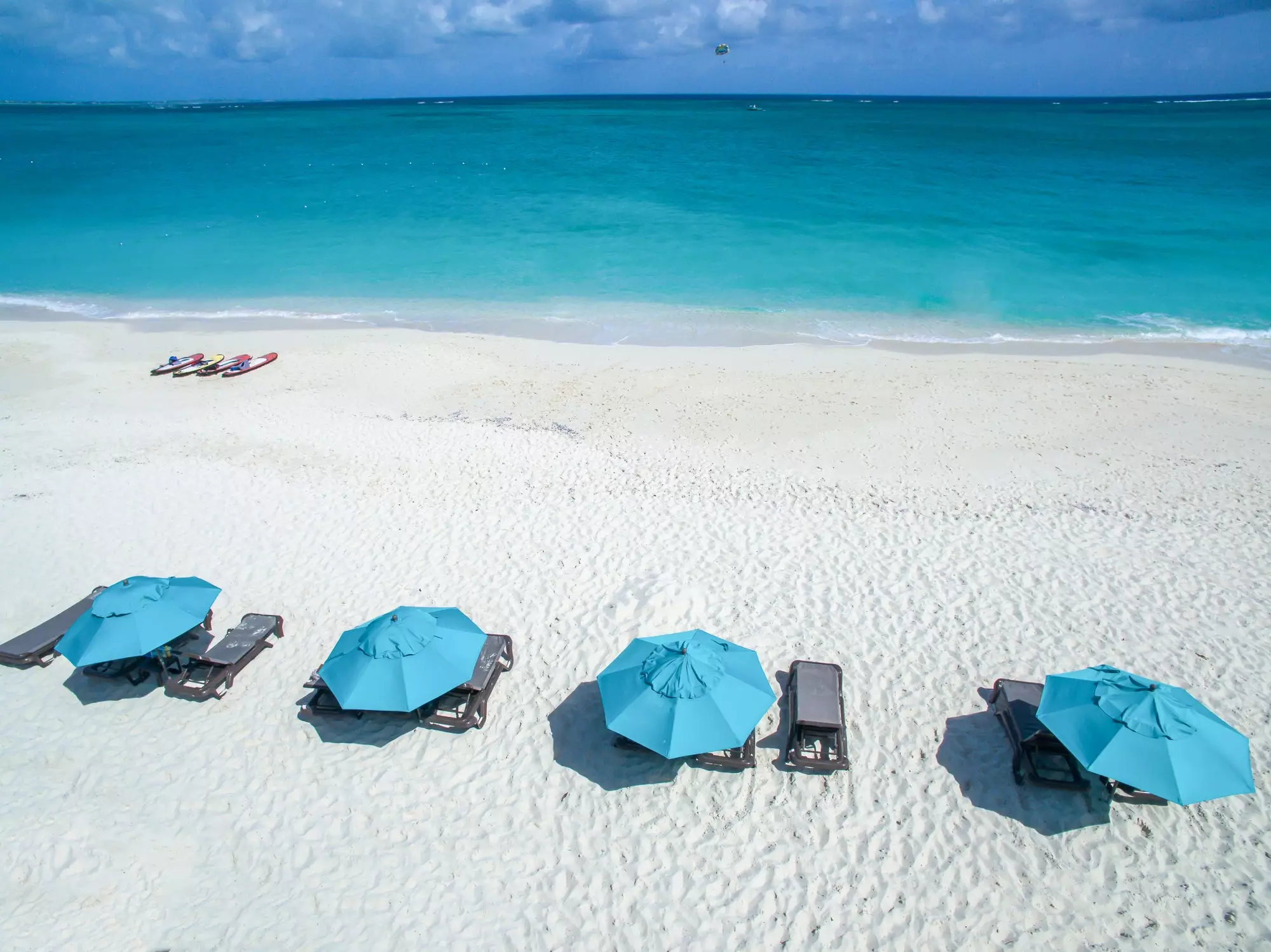 Grace Bay, Turks dan Cacios (Foto oleh minimum/Getty Images)