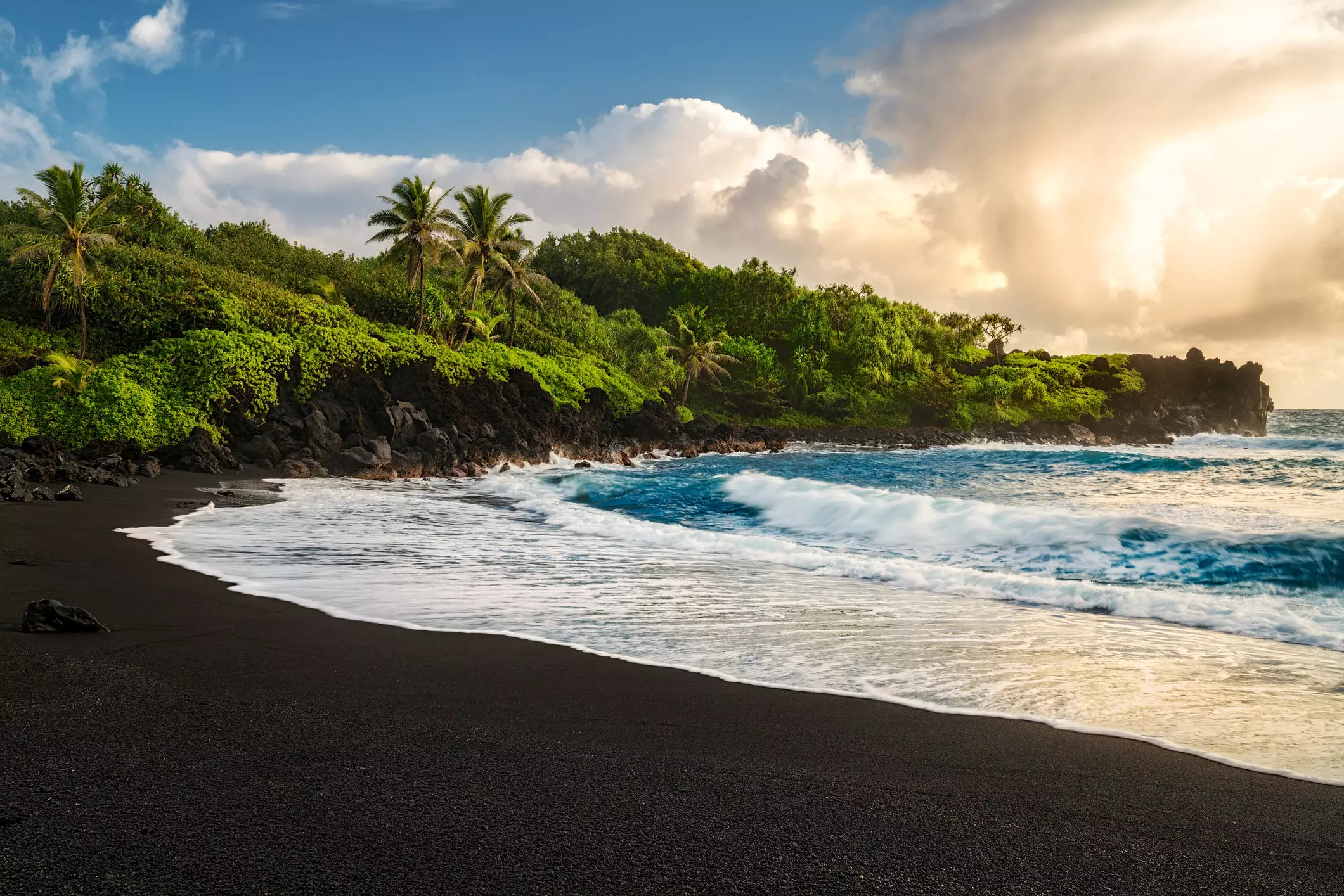 Maui'nin Hana Yolu üzerinde, Waianapanapa Eyalet Parkı'ndaki siyah kumlu plajı bulacaksınız. (Fotoğraf: Matt Anderson Photography/Getty Images)