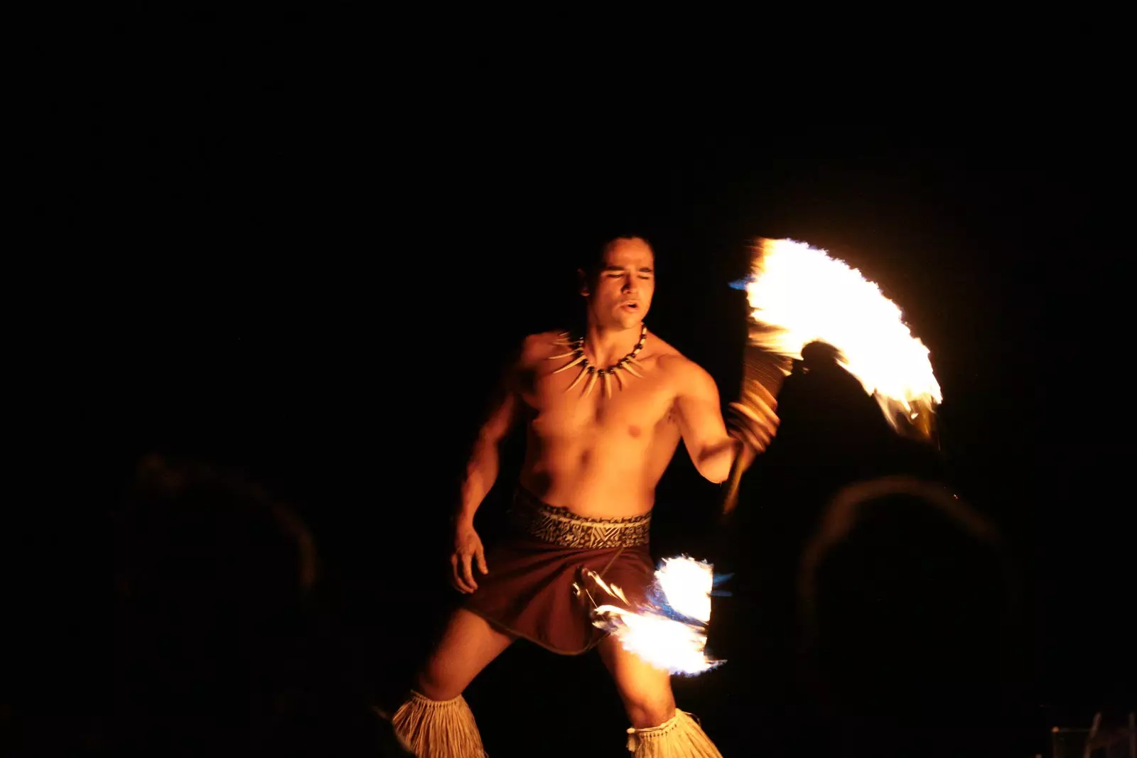 Lele luau'daki Maui's Feast, inanılmaz bir ateş dansçısıyla kapanıyor. (Leonard Hospidor'un fotoğrafı)