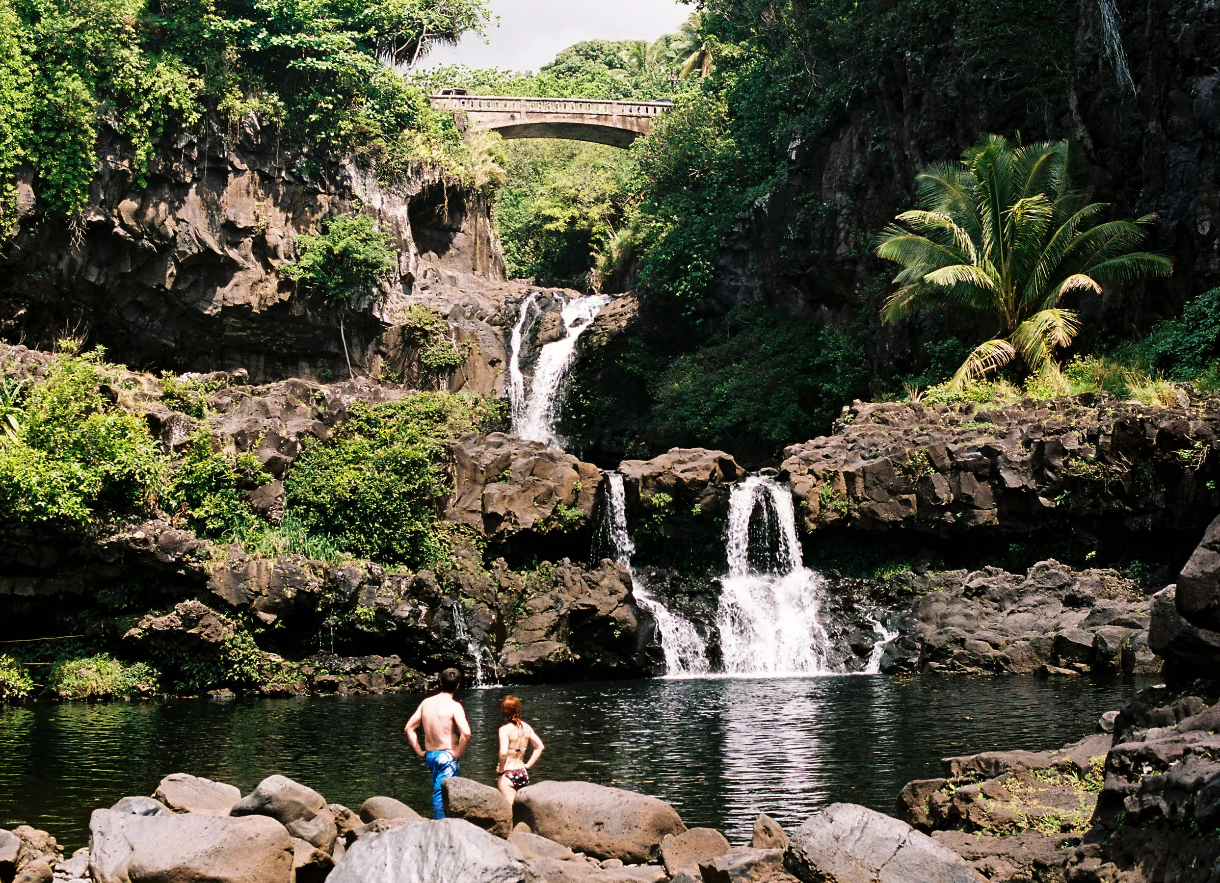 Hanya salah satu air terjun yang akan Anda temui di sepanjang Mauis Road ke Hana. Foto oleh ejs9/The Points Guy)