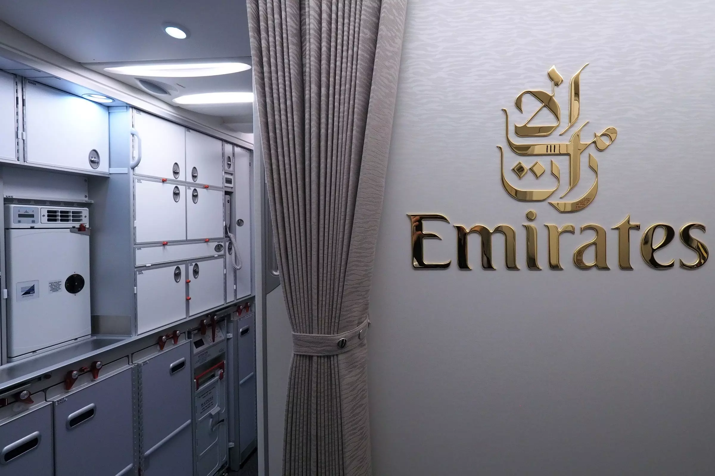 Emirates 100. A380 Tour Economy Business First Class sviidid