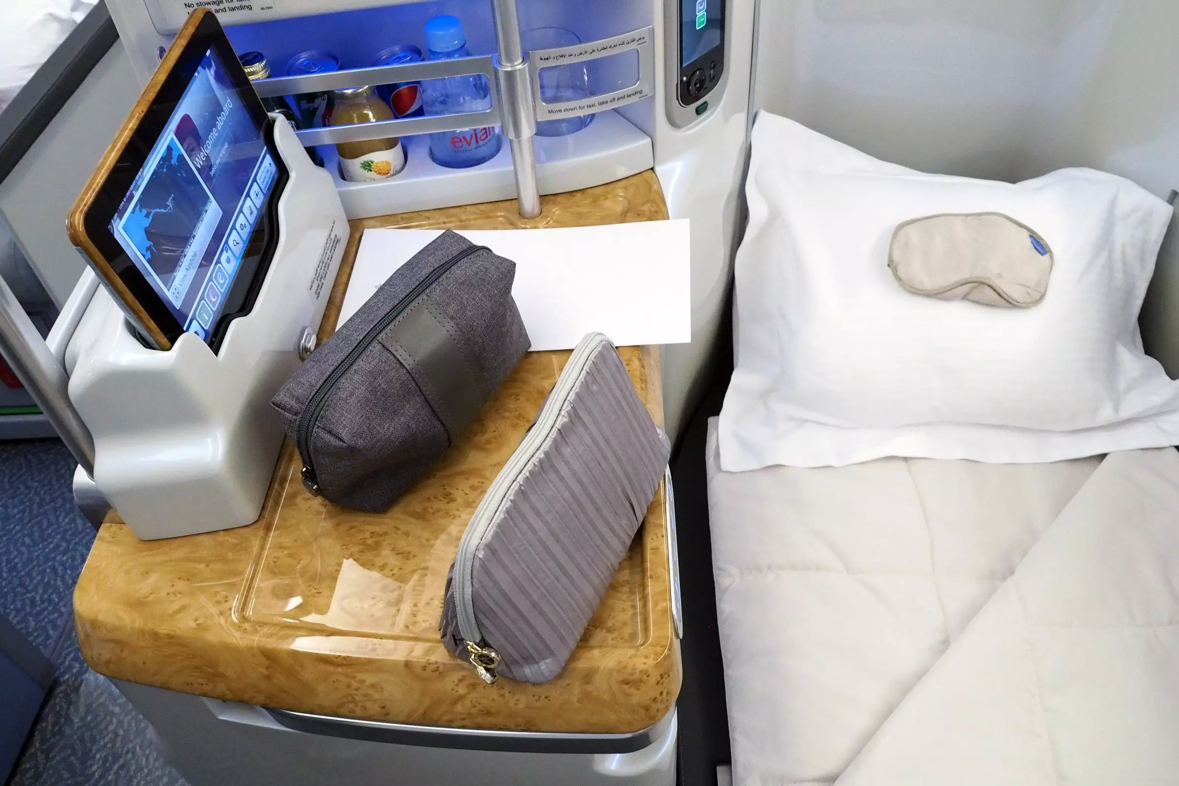 Emirates 100. A380 Tour Economy Business First Class sviidid