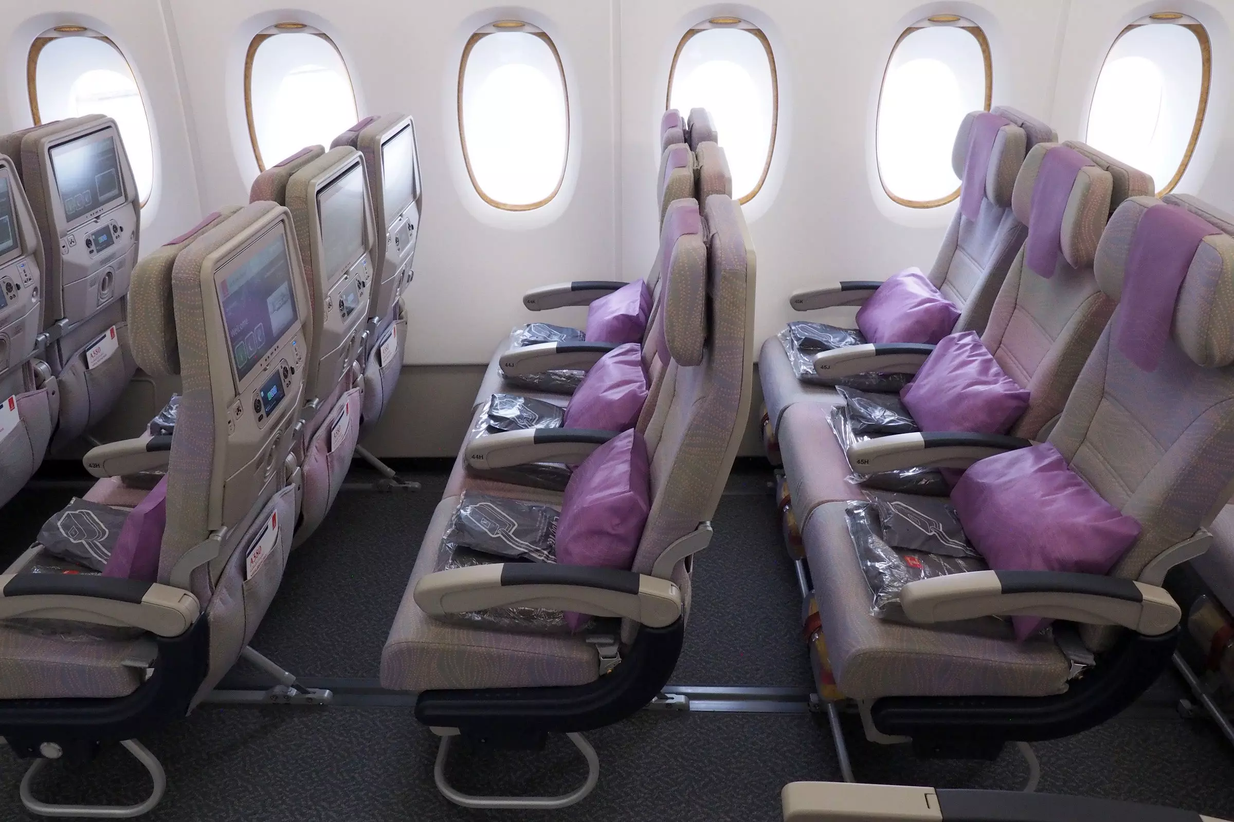 Emirates 100. A380 Tour Economy Business First Class sviidid