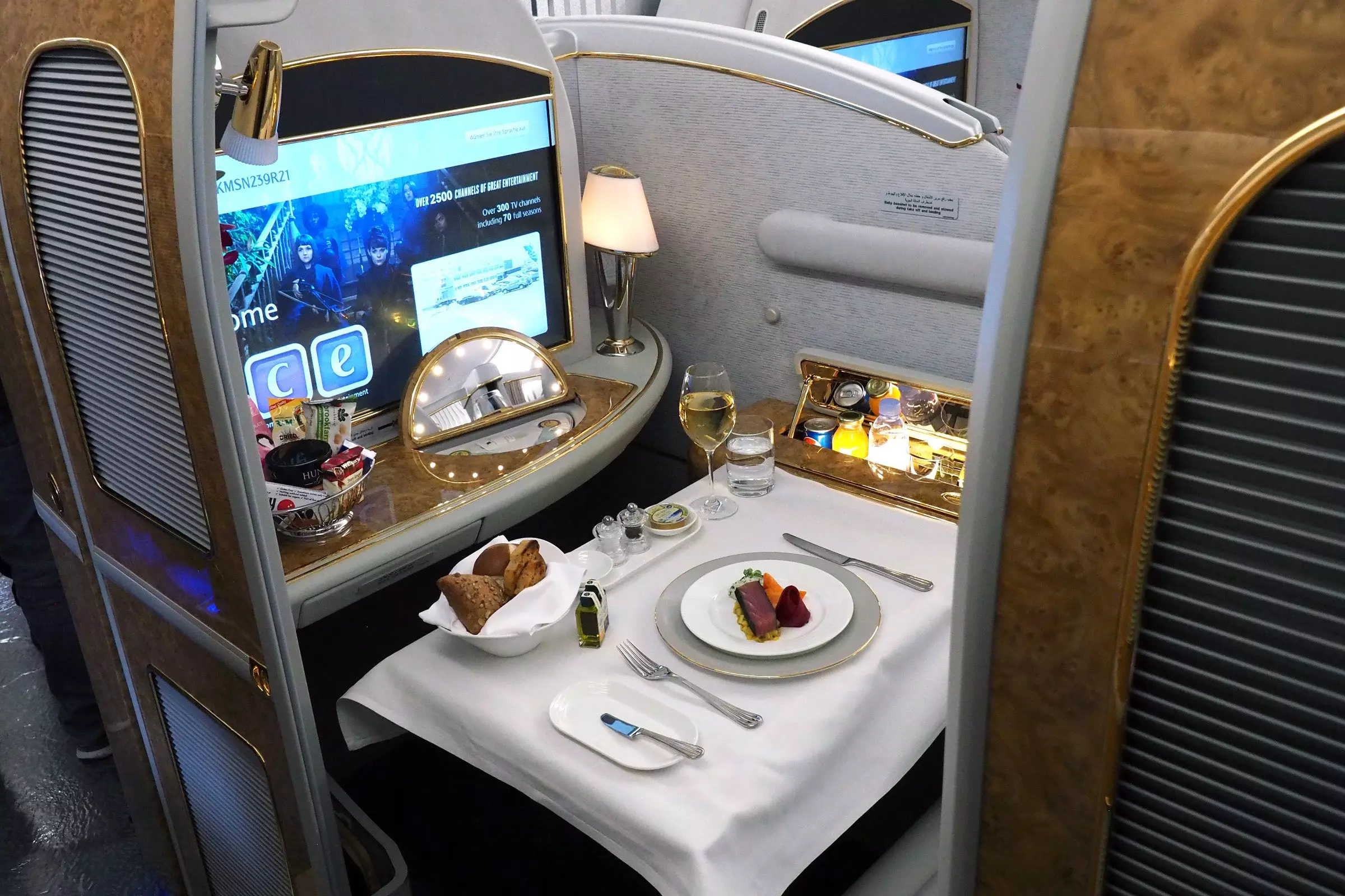 Emirates yechi100 A380 Yekushanyira Economy Bhizinesi Chekutanga Kirasi Suites