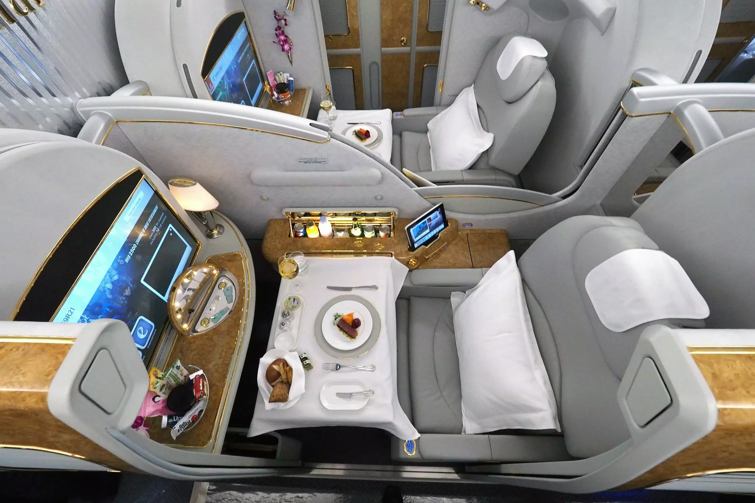 Emirates yechi100 A380 Yekushanyira Economy Bhizinesi Chekutanga Kirasi Suites