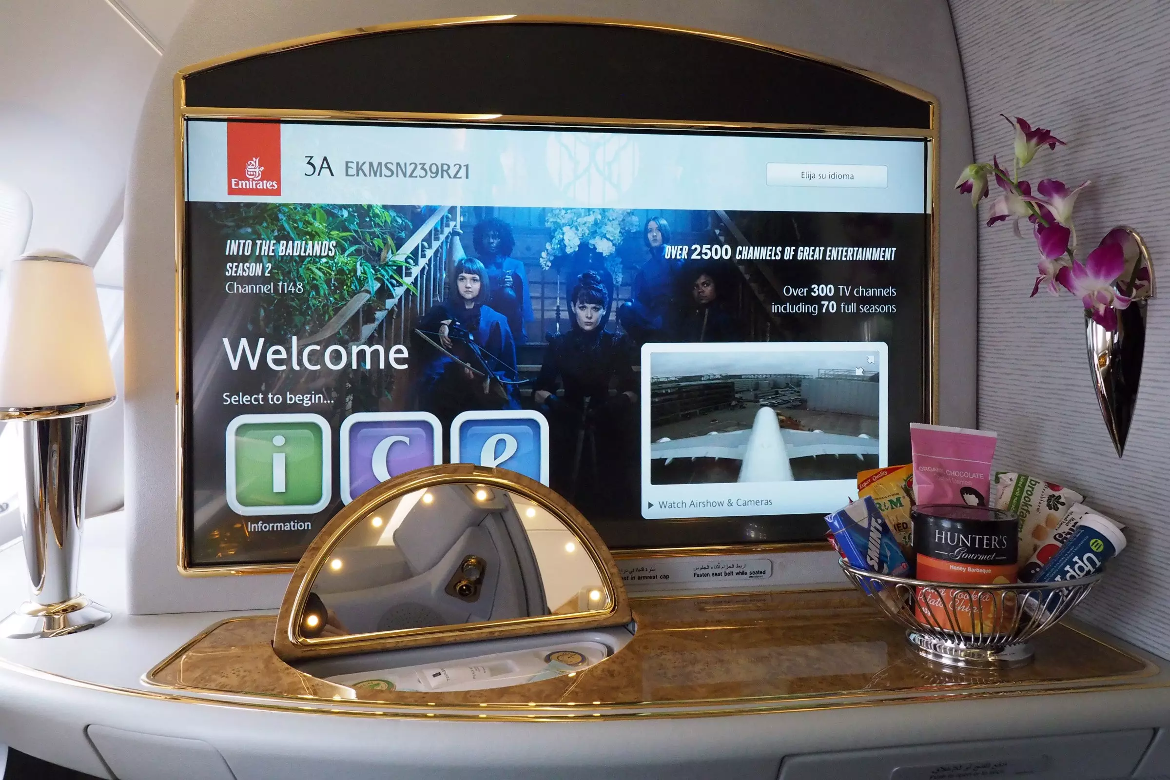 Emirates 100. A380 Tour Economy Business First Class sviidid