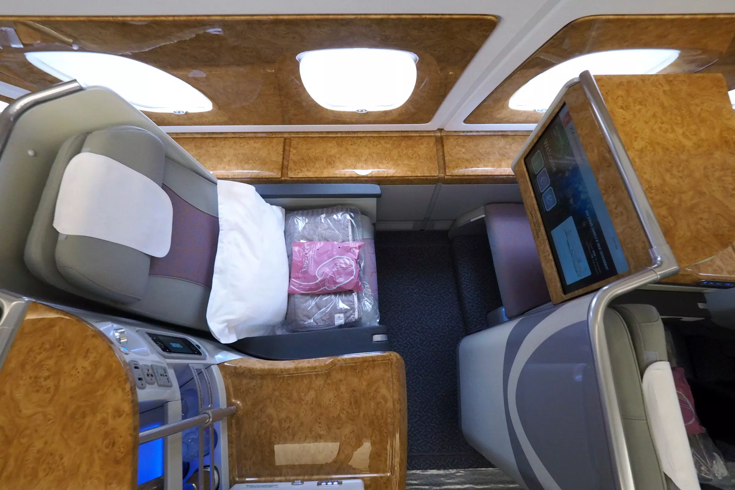 Emirates 100. A380 Tour Economy Business First Class sviidid