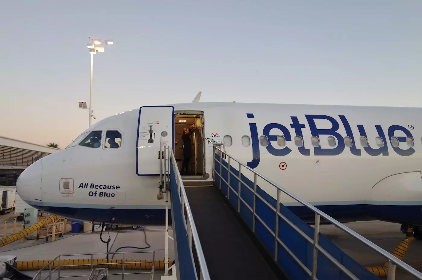 Avyon JetBlue ak yon jetbridge tache