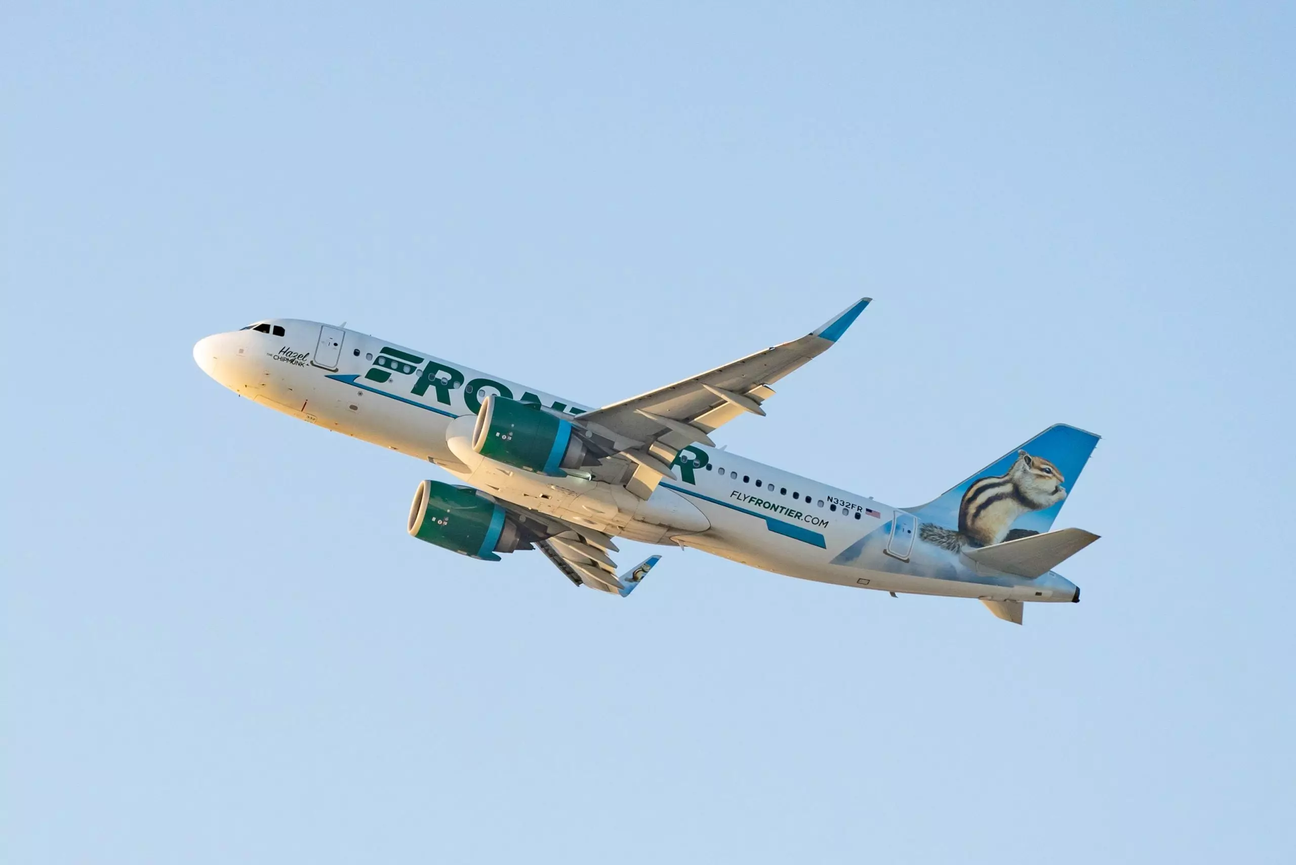 LOS ANGELES, CA - 27 DE AGOSTO: Frontier Airlines Airbus A320 decola do Aeroporto Internacional de Los Angeles em 27 de agosto de 2020 em Los Angeles, Califórnia. (Foto de AaronP/Bauer-Griffin/GC Images)