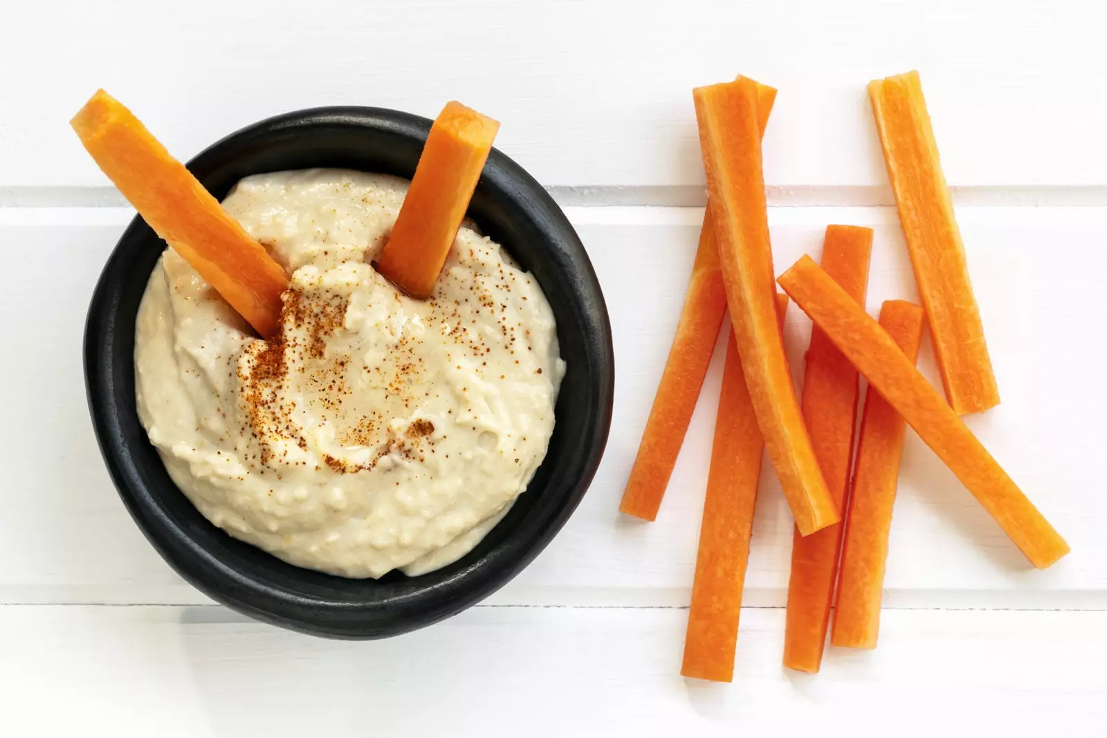 Karotten und Hummus sind superleichte und gesunde Snacks für einen Flug. (Foto über Shutterstock)