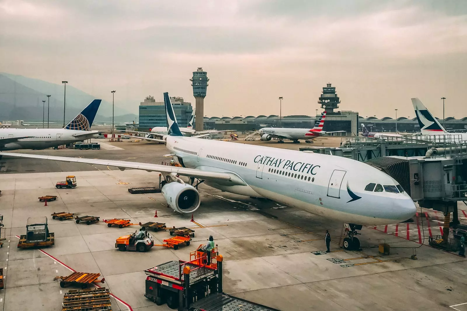 O le faʻatapulaʻaina o malae vaʻalele a Hong Kong ua aʻafia ai Cathay Pacific, toe