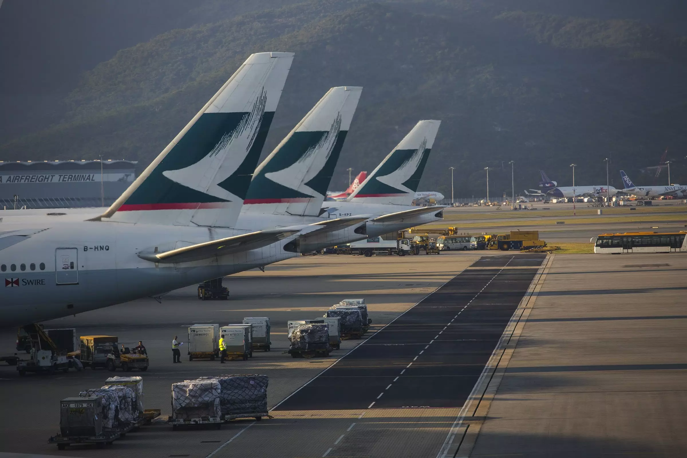 Aviões da Cathay Pacific no chão no aeroporto de Hong Kong