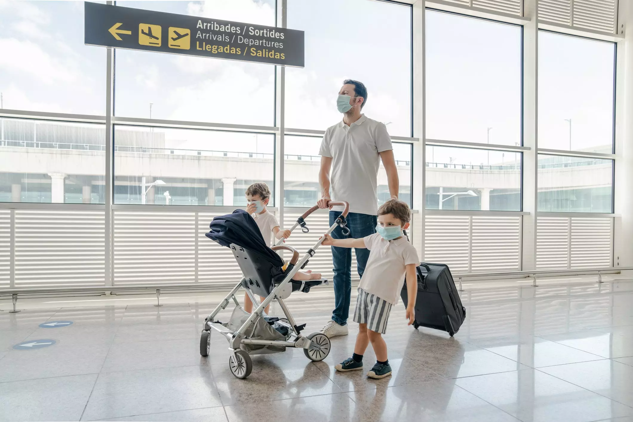 Família que viatja amb mascaretes per la COVID-19. (Foto cortesia de