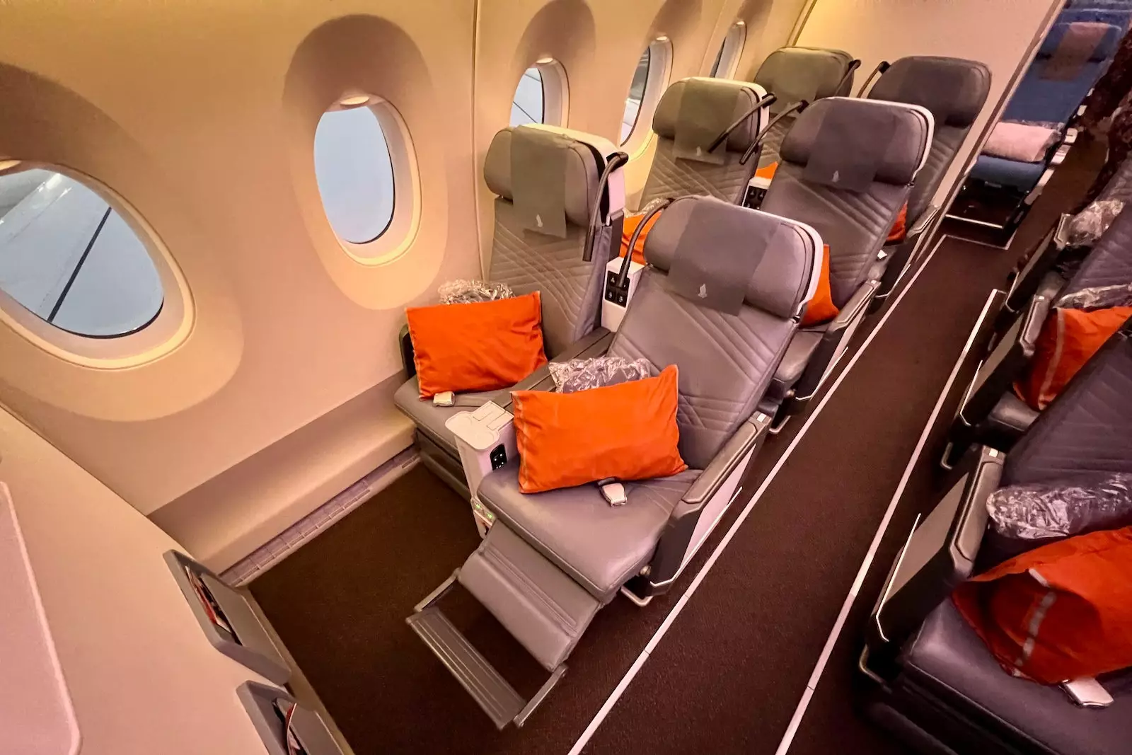 Vergleich von Business und Premium Economy von Singapore Airlines auf derselben 448-Meilen-Strecke 119_17