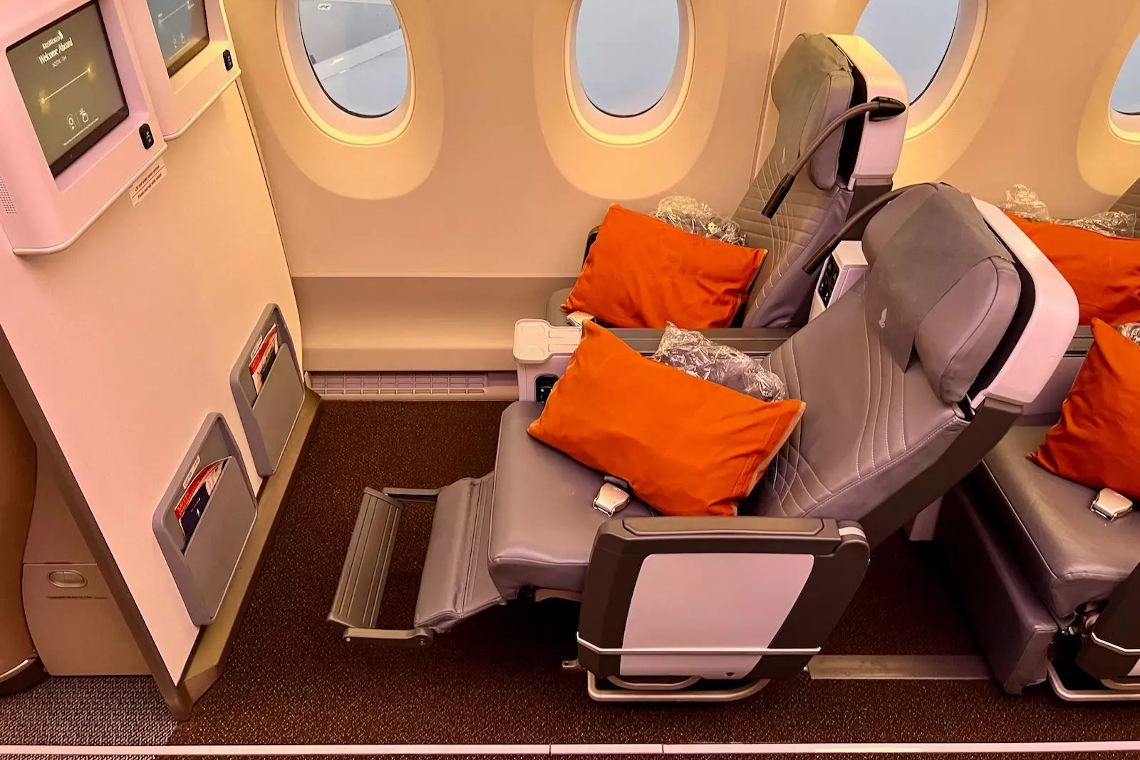 Vergleich von Business und Premium Economy von Singapore Airlines auf derselben 448-Meilen-Strecke 119_18