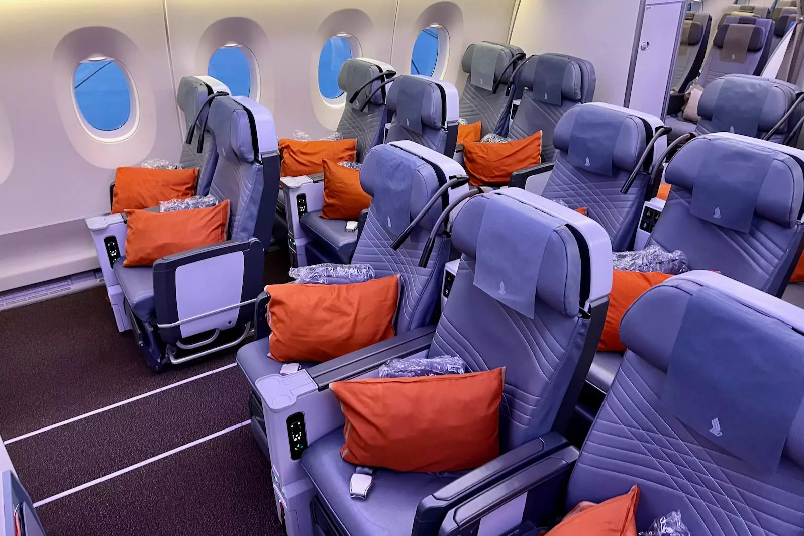 Vergleich von Business und Premium Economy von Singapore Airlines auf derselben 448-Meilen-Strecke 119_20