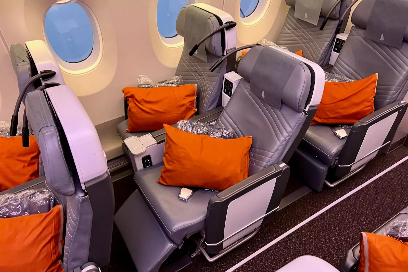 Vergleich von Business und Premium Economy von Singapore Airlines auf derselben 448-Meilen-Strecke 119_22