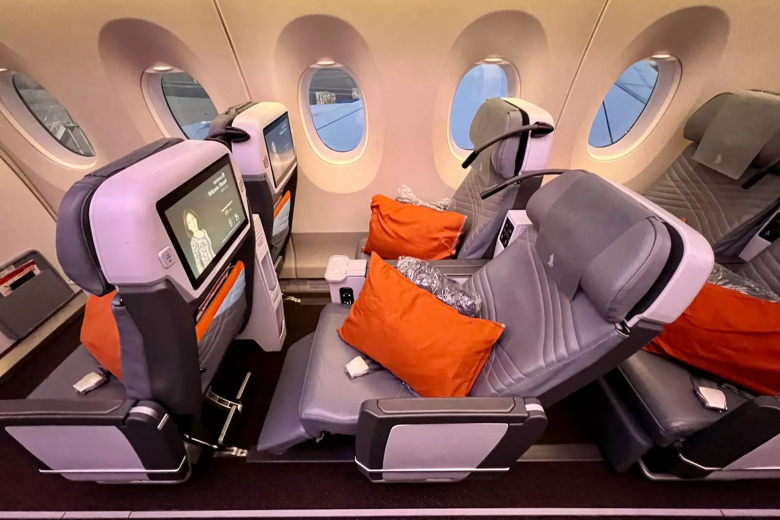 Vergleich von Business und Premium Economy von Singapore Airlines auf derselben 448-Meilen-Strecke 119_23