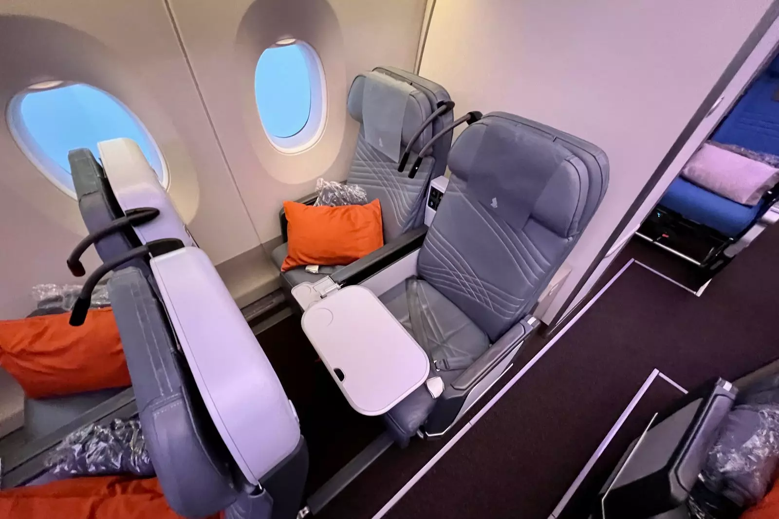 Vergleich von Business und Premium Economy von Singapore Airlines auf derselben 448-Meilen-Strecke 119_25