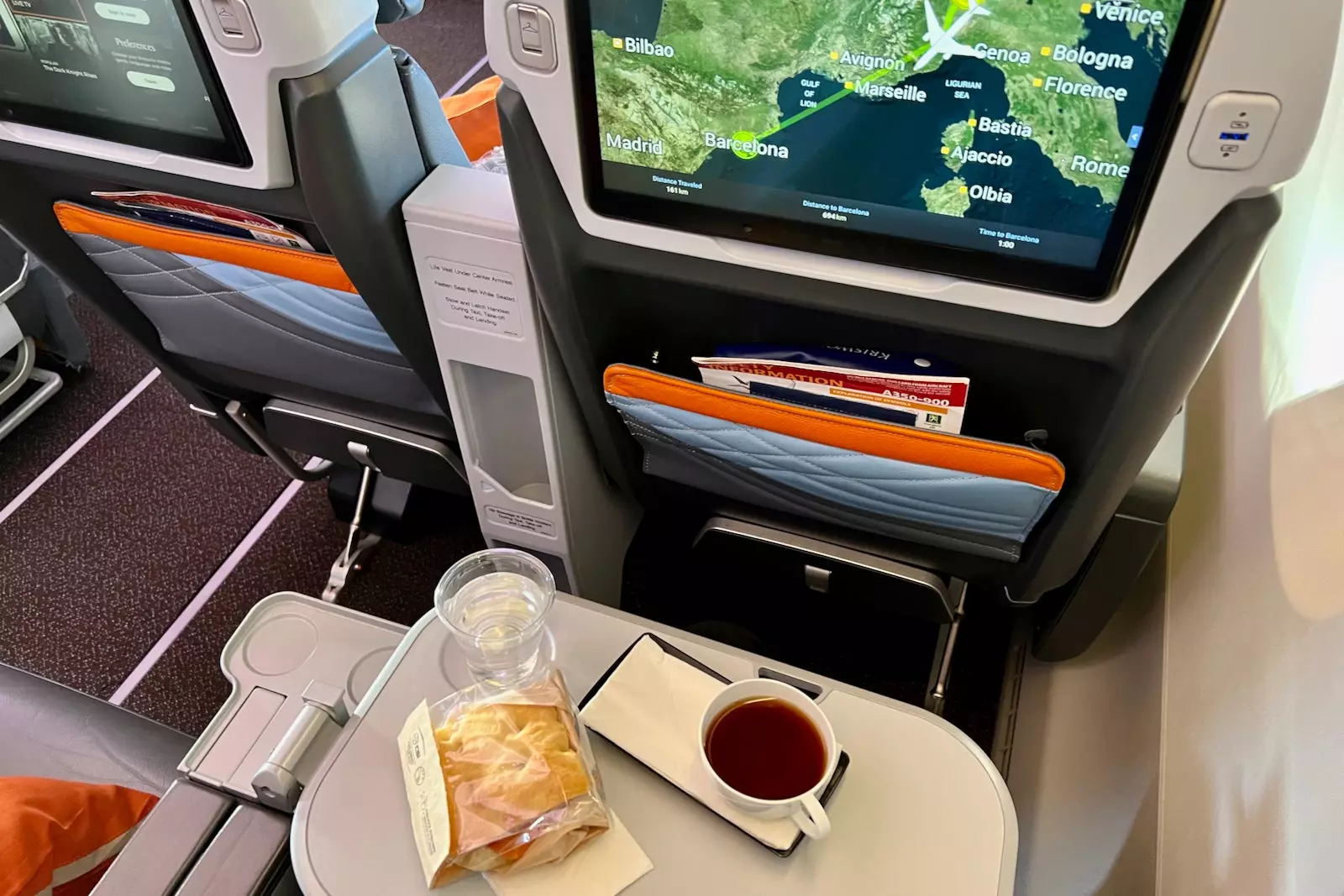 Vergleich von Business und Premium Economy von Singapore Airlines auf derselben 448-Meilen-Strecke 119_36