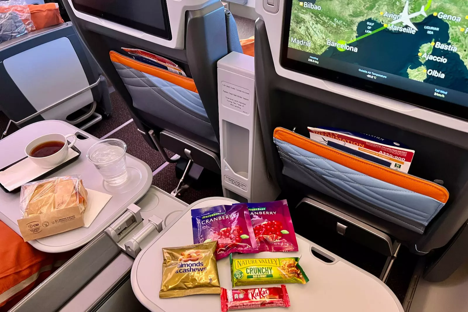 Vergleich von Business und Premium Economy von Singapore Airlines auf derselben 448-Meilen-Strecke 119_37