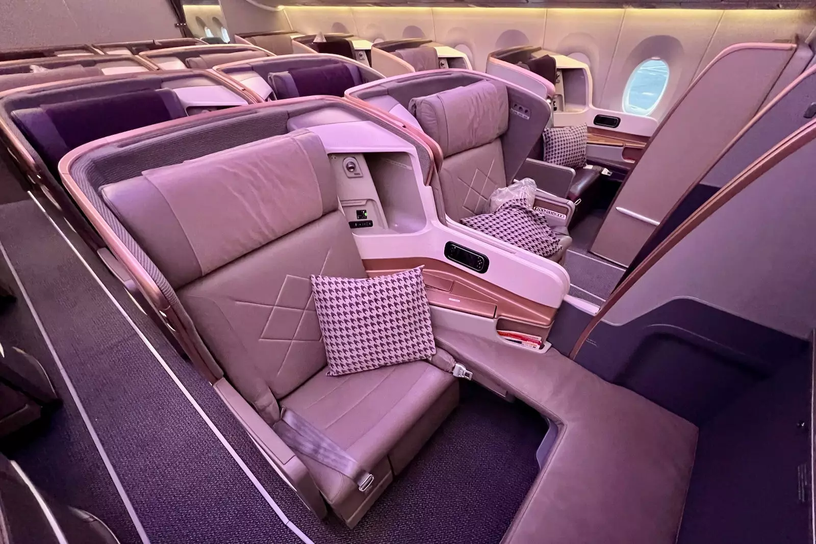 Vergleich von Business und Premium Economy von Singapore Airlines auf derselben 448-Meilen-Strecke 119_58