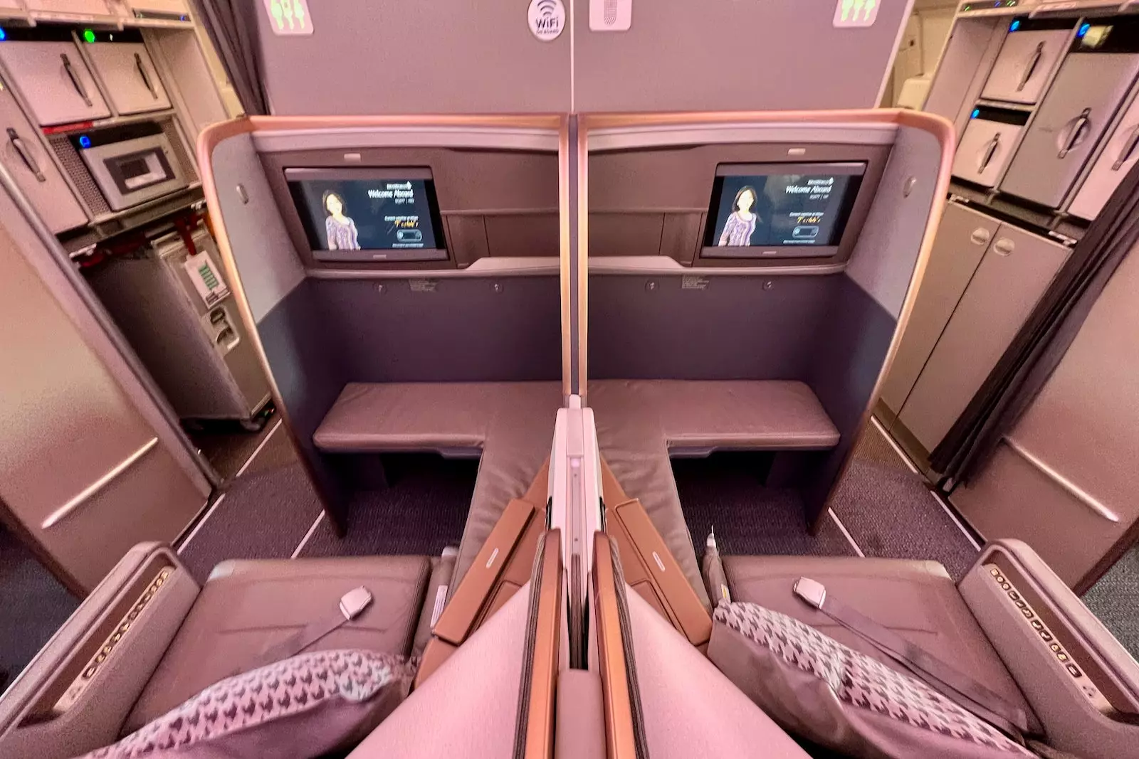 Vergleich von Business und Premium Economy von Singapore Airlines auf derselben 448-Meilen-Strecke 119_59