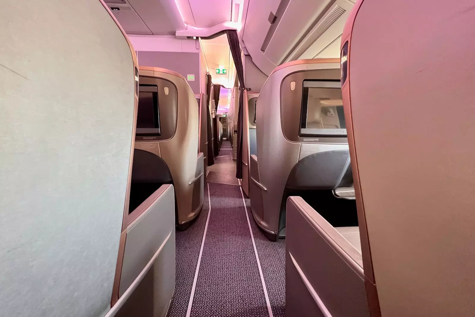 Vergleich von Business und Premium Economy von Singapore Airlines auf derselben 448-Meilen-Strecke 119_70