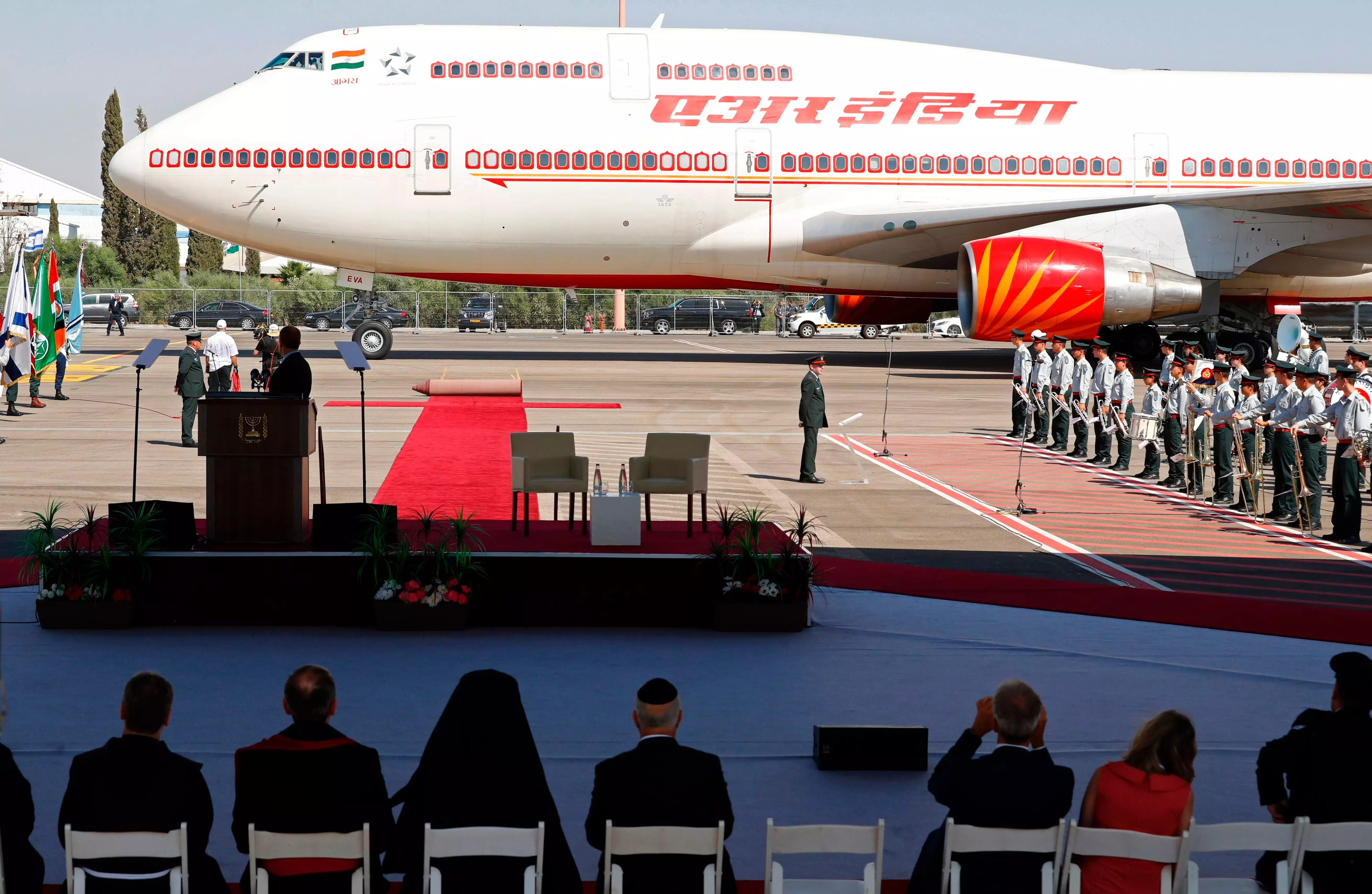 Air India 747 přepravující indického premiéra Narendru Modiho přilétá na mezinárodní letiště Ben-Gurion poblíž Tel Avivu 4. července 2017. (Foto Jack Guez/AFP/Getty Images)