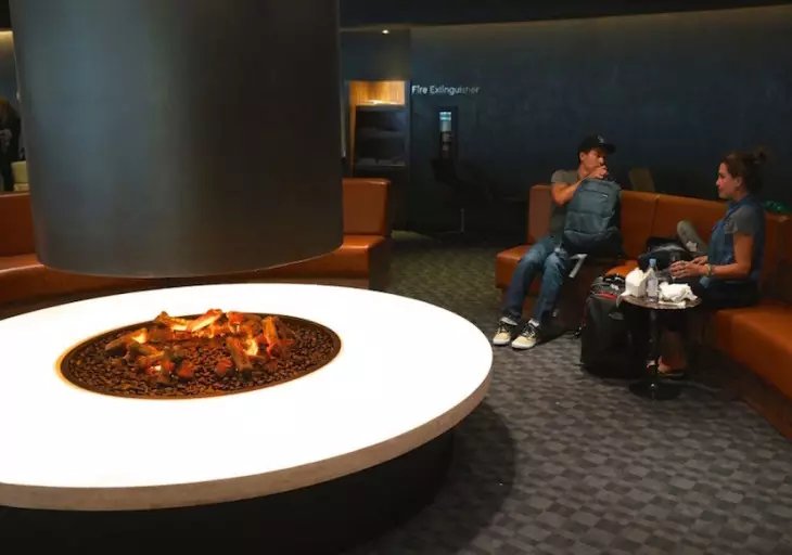 Lounge Oneworld di LAX juga mempunyai lubang api dalaman.