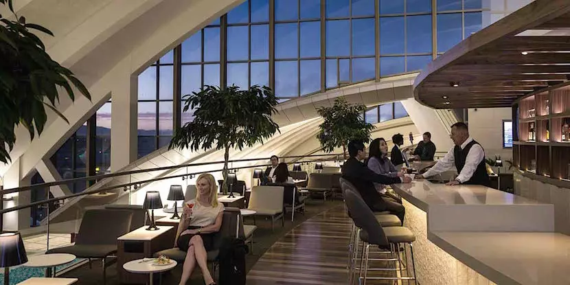 Lounge Star Alliance di LAX mempunyai teres luaran dan balkoni yang menghadap ke ruang legar.